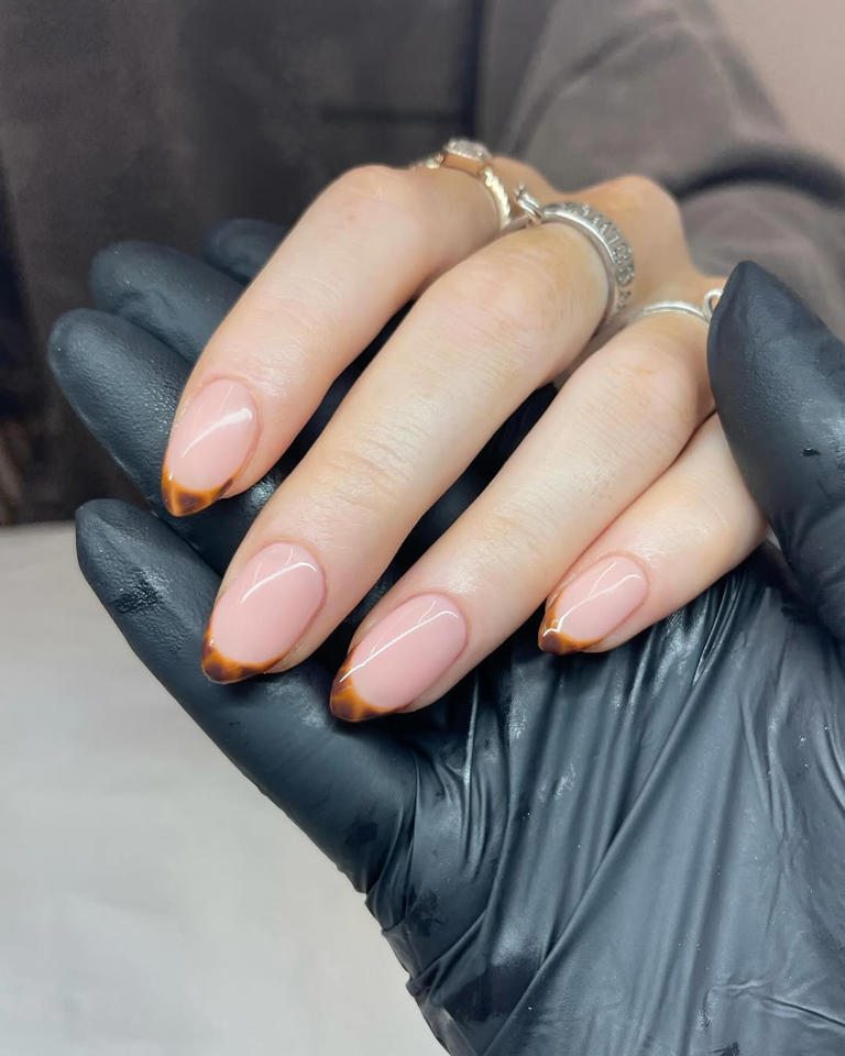 26 French manicure designs that look exceptional on short nails