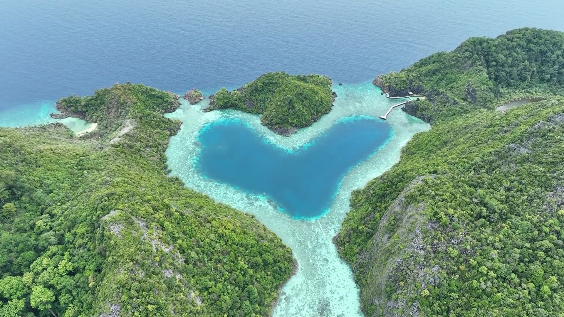 Palau: Drone discovers beautiful Pacific island nation - Worldwide