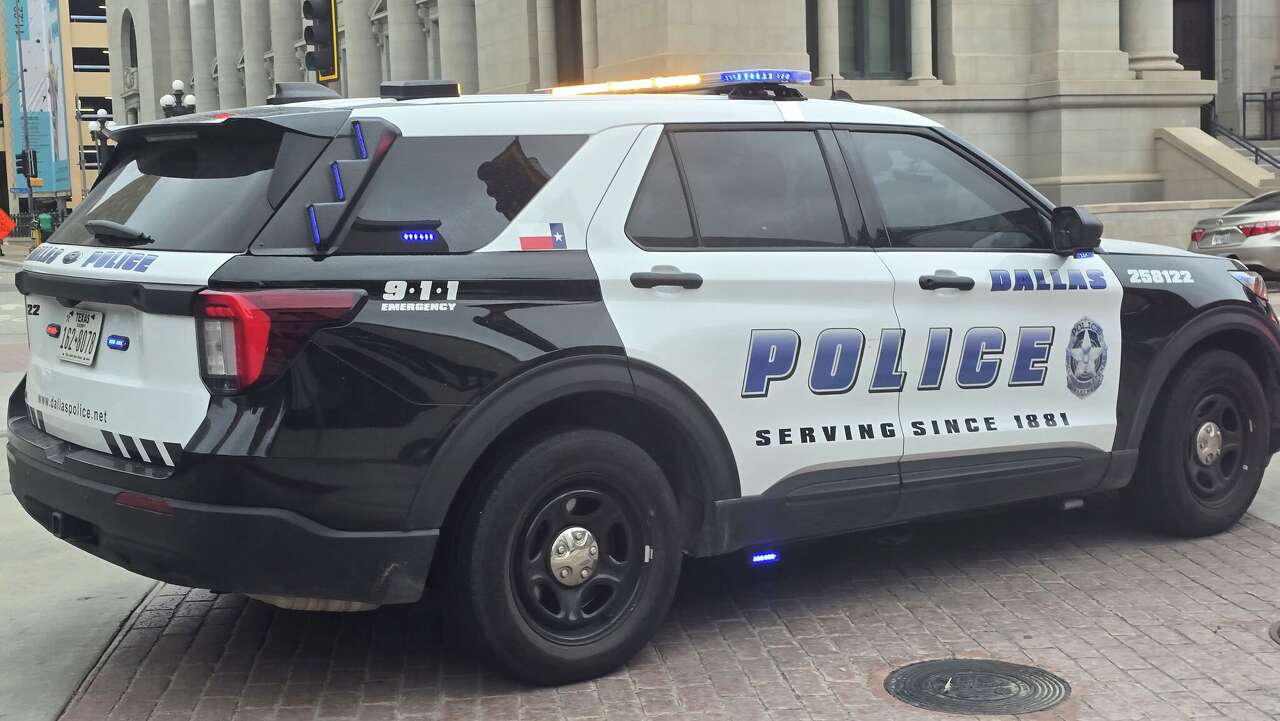 Dallas suspect escapes handcuffs, drives off in police squad car with ...