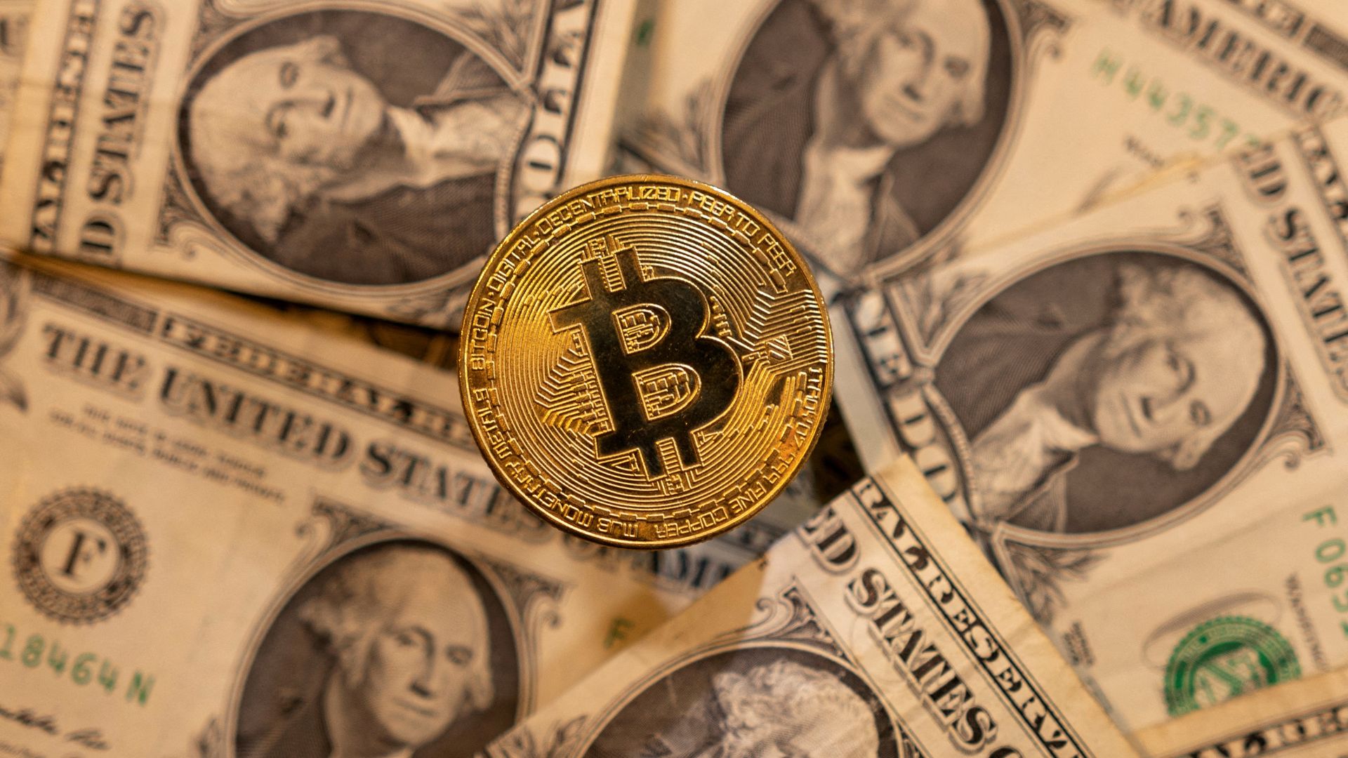 Bitcoin: Kryptowährung fällt unter 60.000 Dollar – niedrigster Stand ...