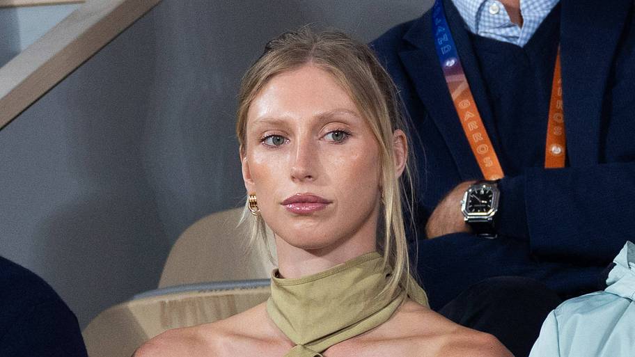 Matteo Arnaldi's fiancée Mia Savio rocks green dress before French Open ...