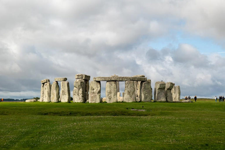Glaciers and ancient humans moved Stonehenge stone 400 miles