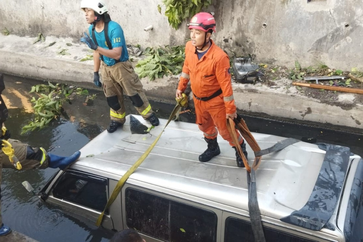 Oleng di jalur cepat Ahmad Yani, minibus nyemplung ke saluran air