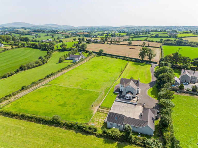 Have a look around this amazing 7-bedroom family home with two spacious ...