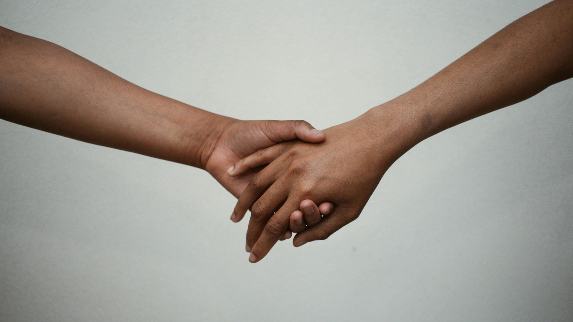 10 kind gestures women love when men do them & 10 annoying ones they hate