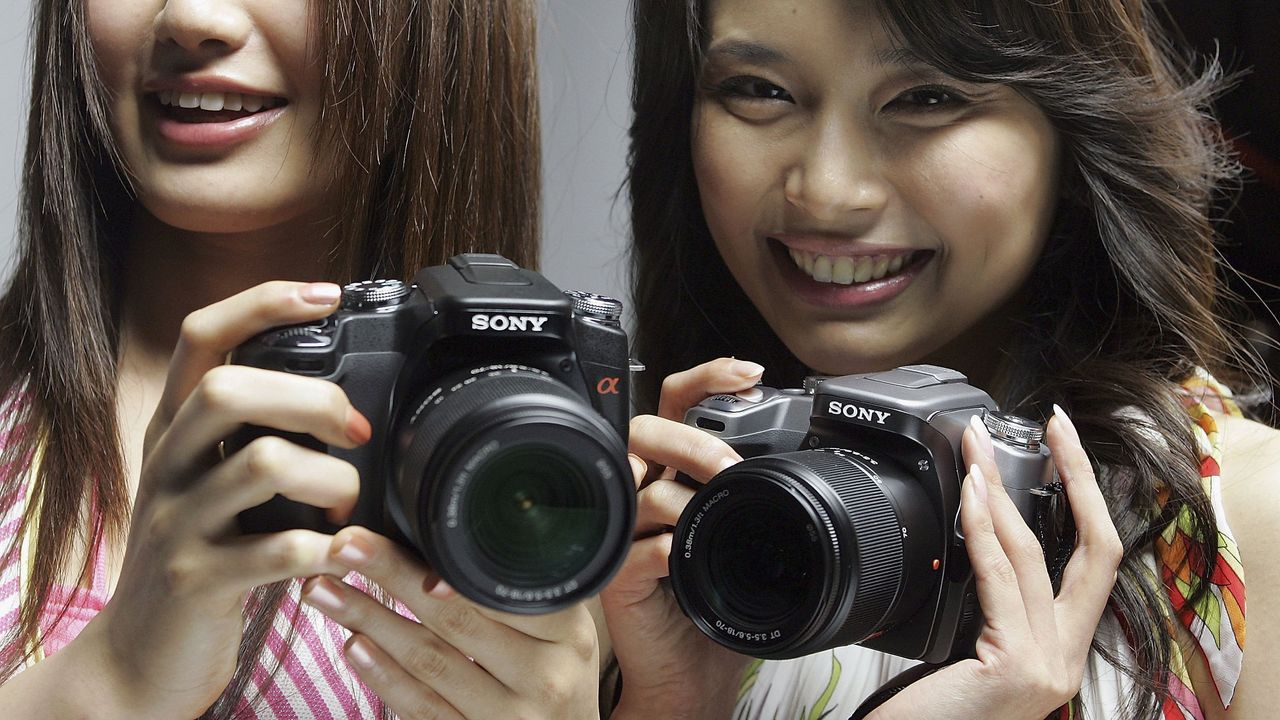 Sony’s first-ever DSLR had a wild feature that started focusing without ...