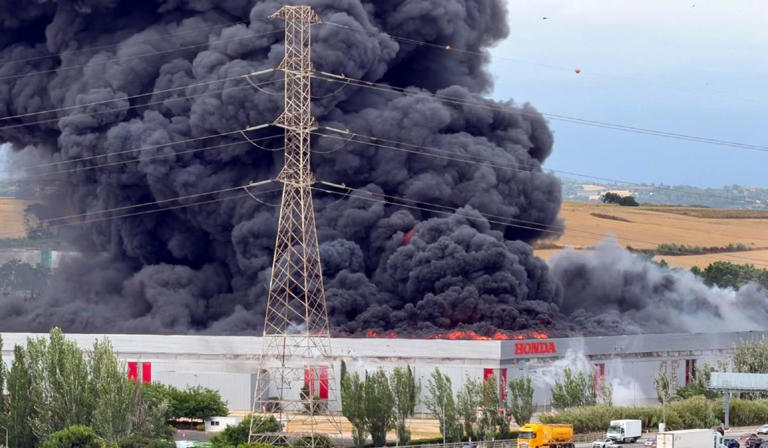 Un virulento incendio arrasa la nave de Honda en Santa Perpètua de ...