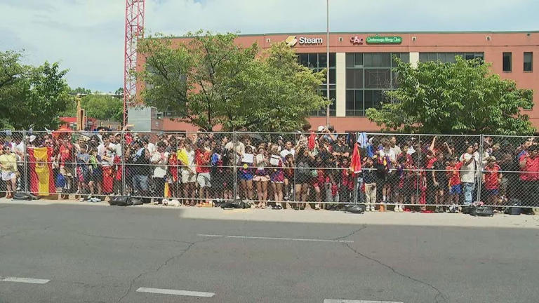 Spain arrives in Chattanooga ahead of World Cup: Excited fans line up ...