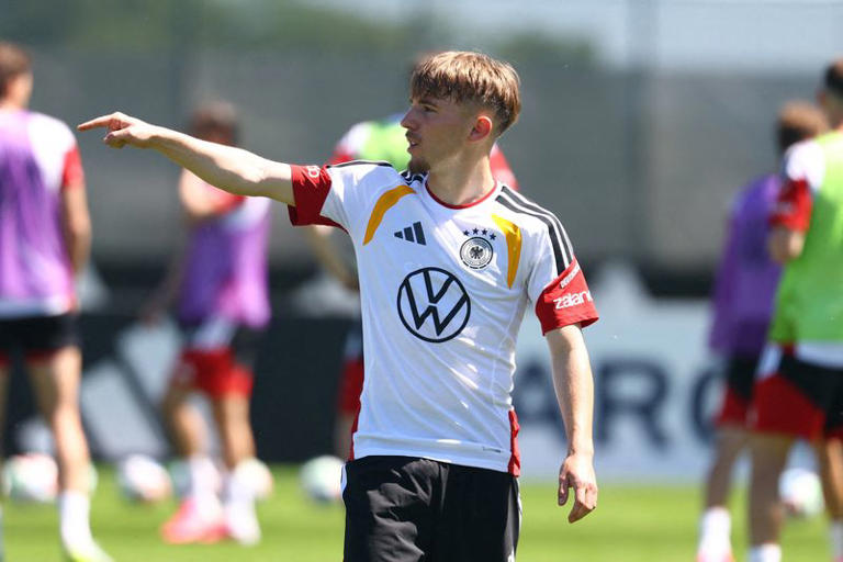 Soccer-Germany teenager Karl injured in training, says Germany coach ...