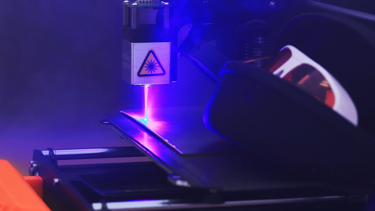 EPFL engineers shrank a tabletop ultrafast laser onto a single chip ...
