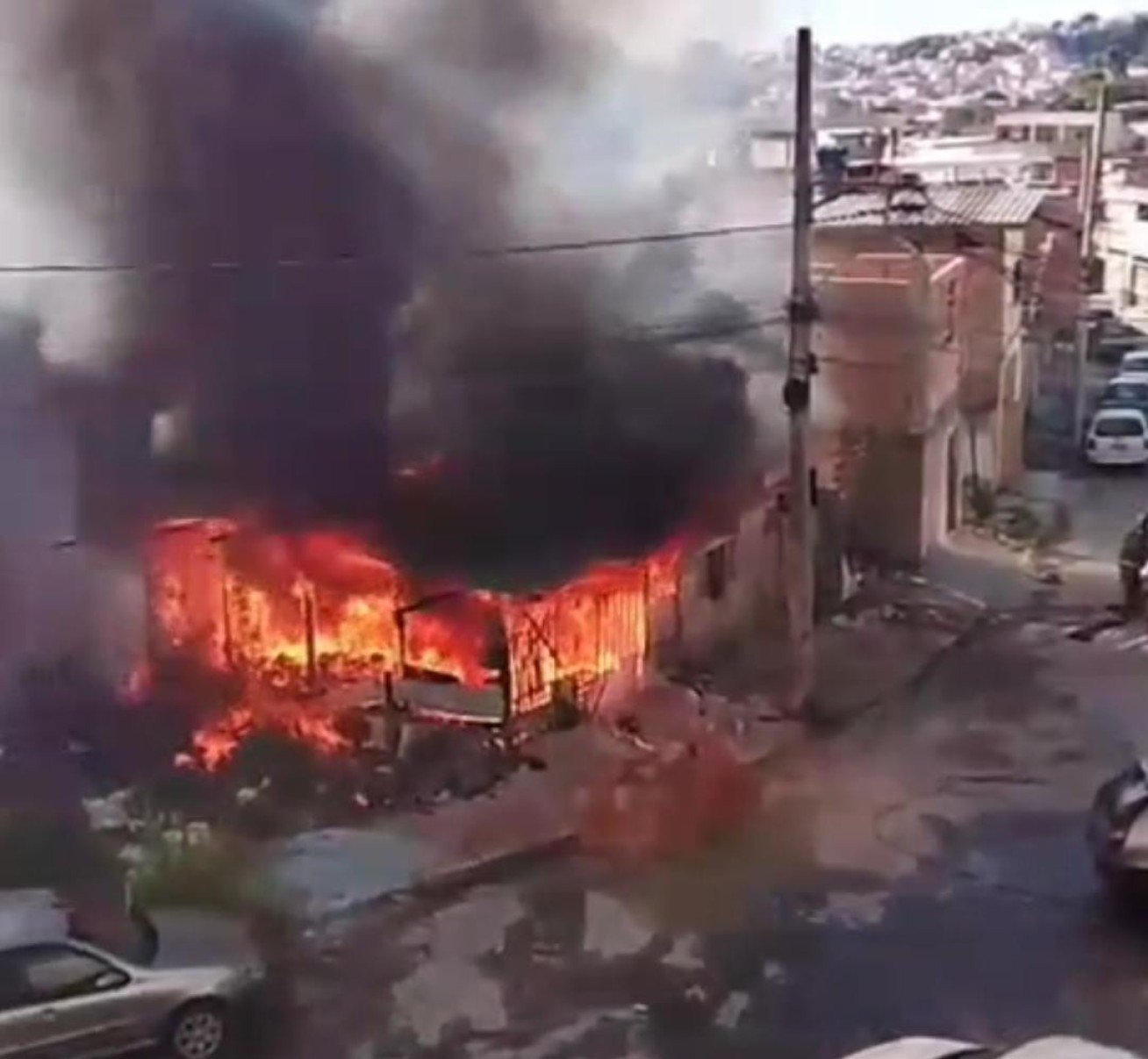 Incêndio consome casa em bairro de Contagem