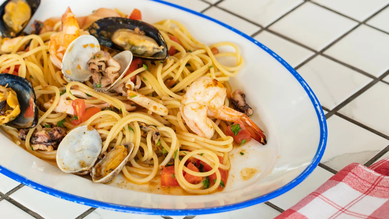This pasta and clams with marinara tastes like the kind of seafood ...