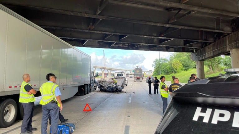 Houston Avenue Bridge along I-10 struck by 18-wheeler, traffic flowing ...
