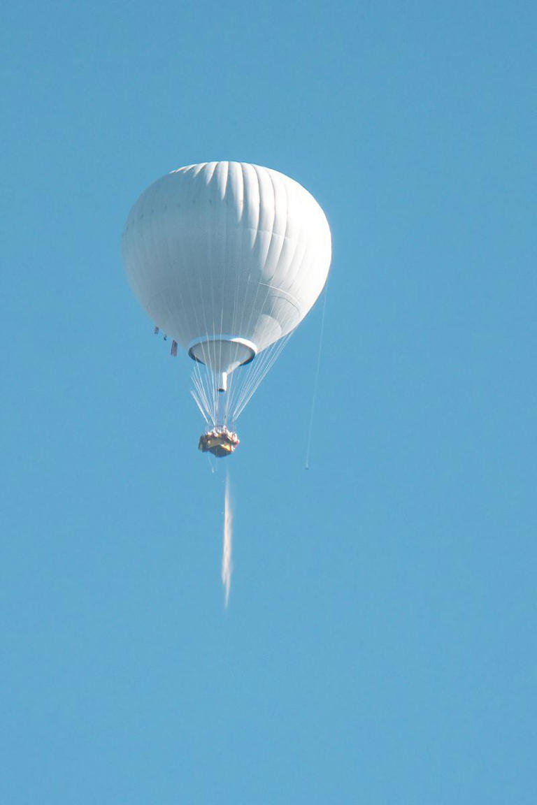 Adventurers start journey across Atlantic Ocean in hydrogen balloon