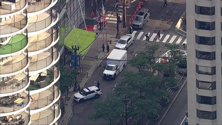 1 hospitalized after stabbing in downtown Chicago