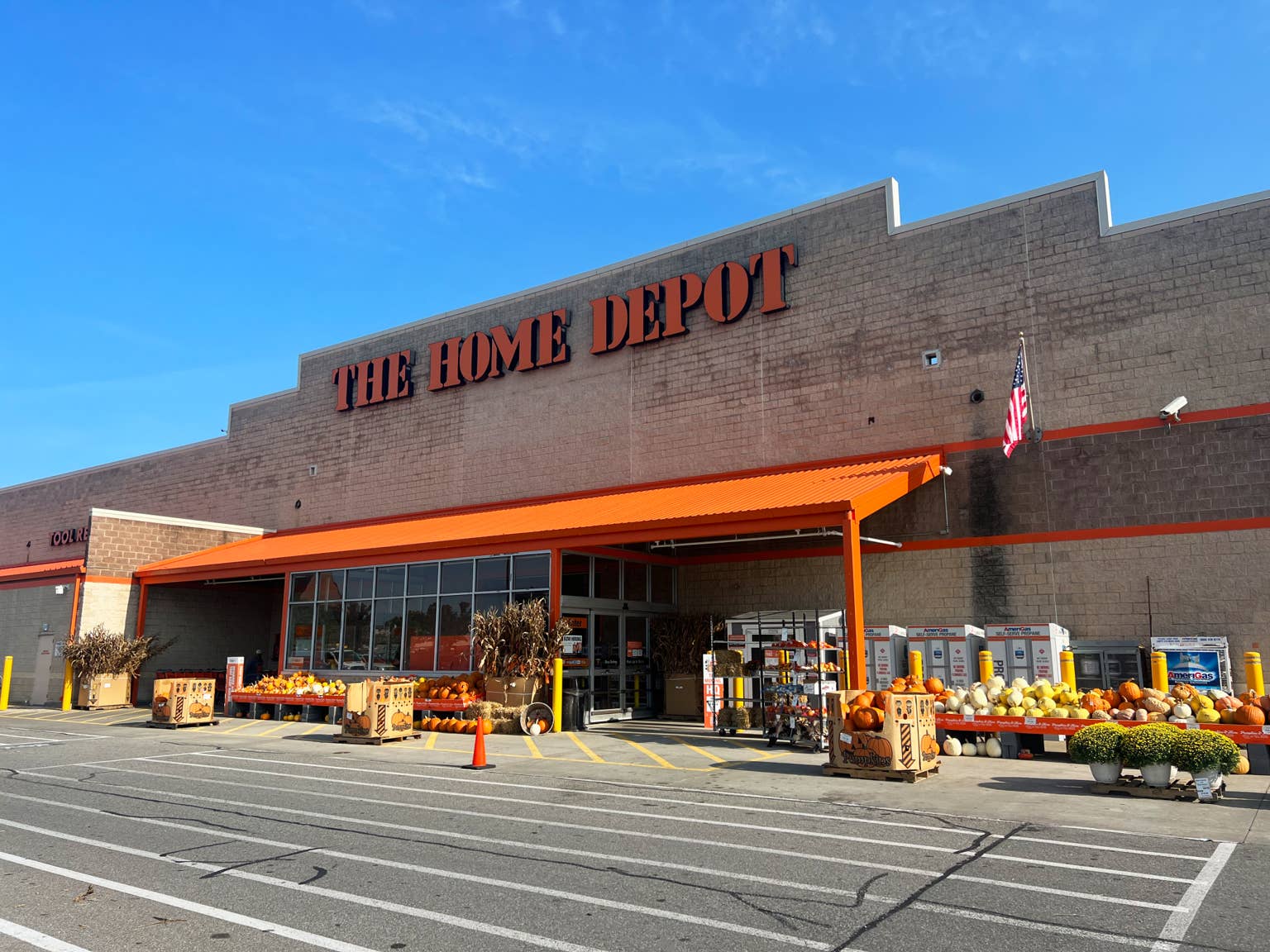 Home Depot’s 2-tiered stone bird bath turns any yard into a bird spa