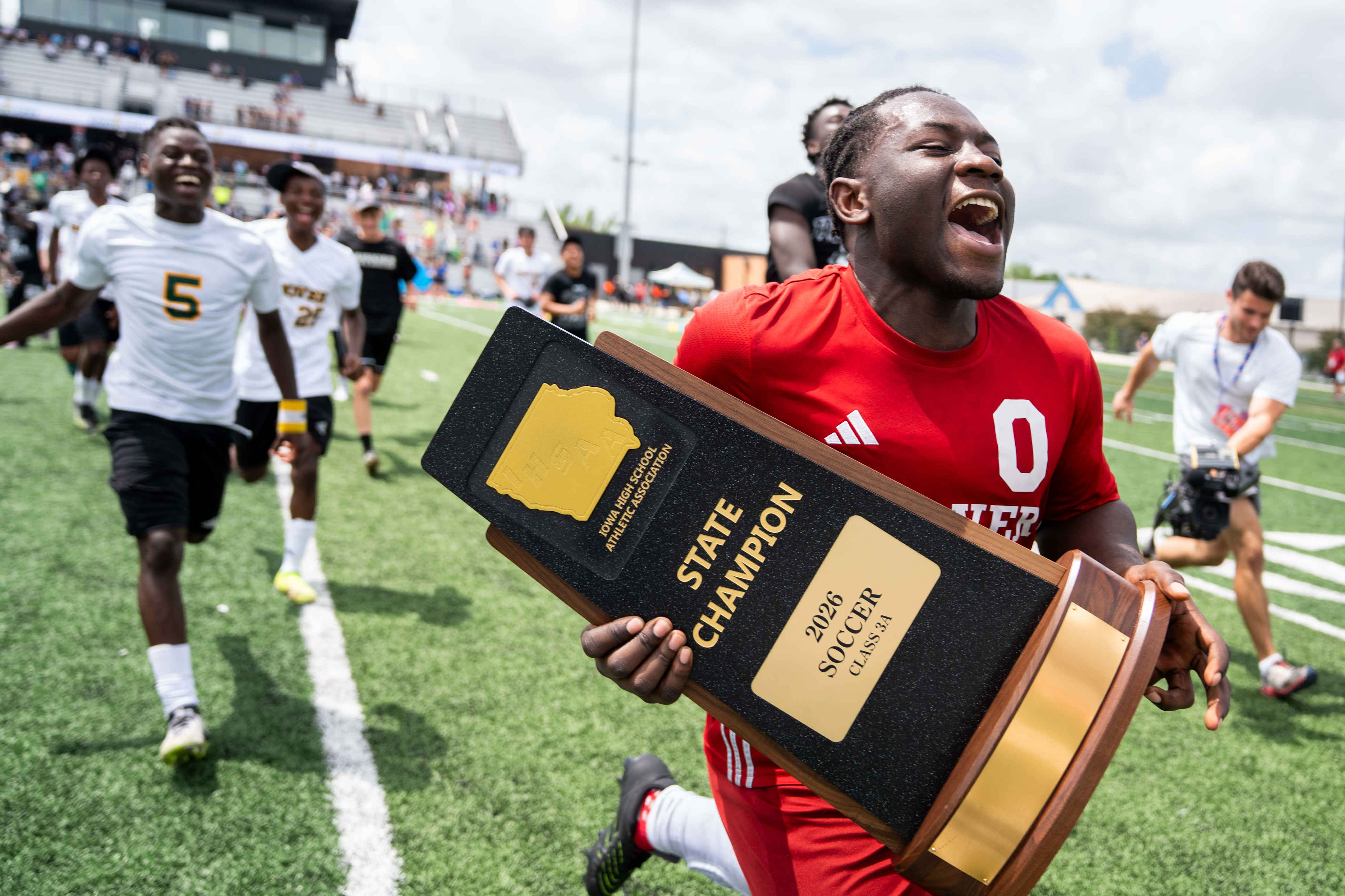 Hoover wins first-ever boys soccer state title, downs Norwalk