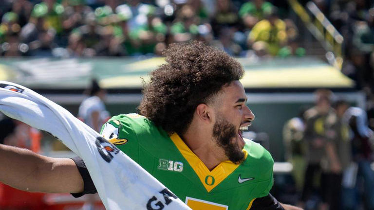 Oregon stars Bear Alexander and Dante Moore team up for heartfelt moment
