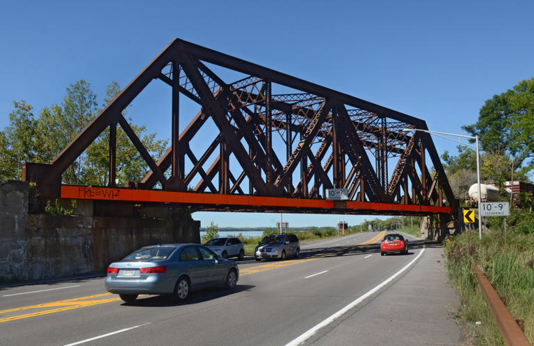 Large box truck hits Onondaga Lake Parkway bridge early Friday
