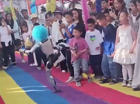Robotdemo in China eindigt pijnlijk: kind krijgt trap in de buik