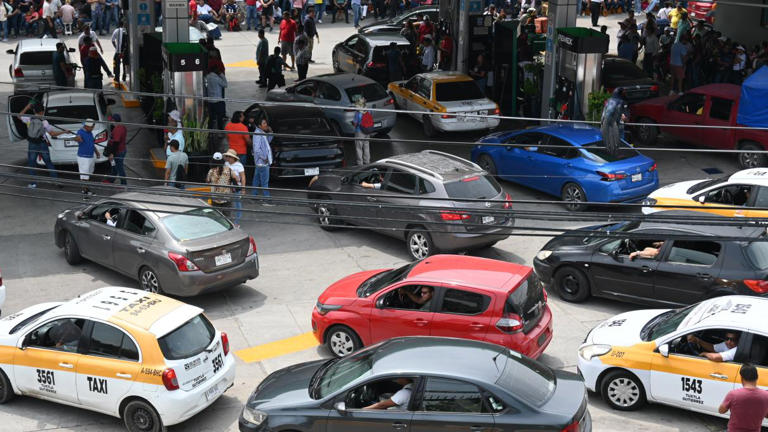 CNTE toma gasolineras en Tuxtla Gutiérrez y regala combustible