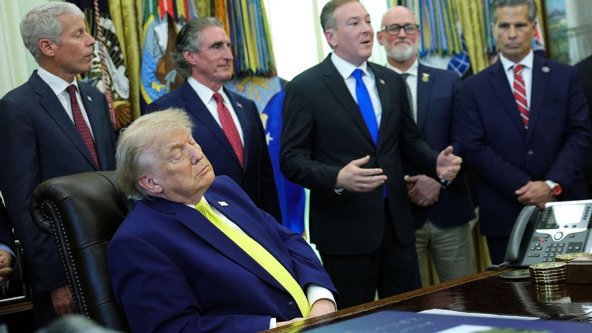 Do videos show Trump appearing to fall asleep during Oval Office coal ...