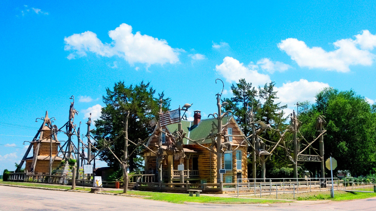 16 offbeat US landmarks that turn a road trip into something better