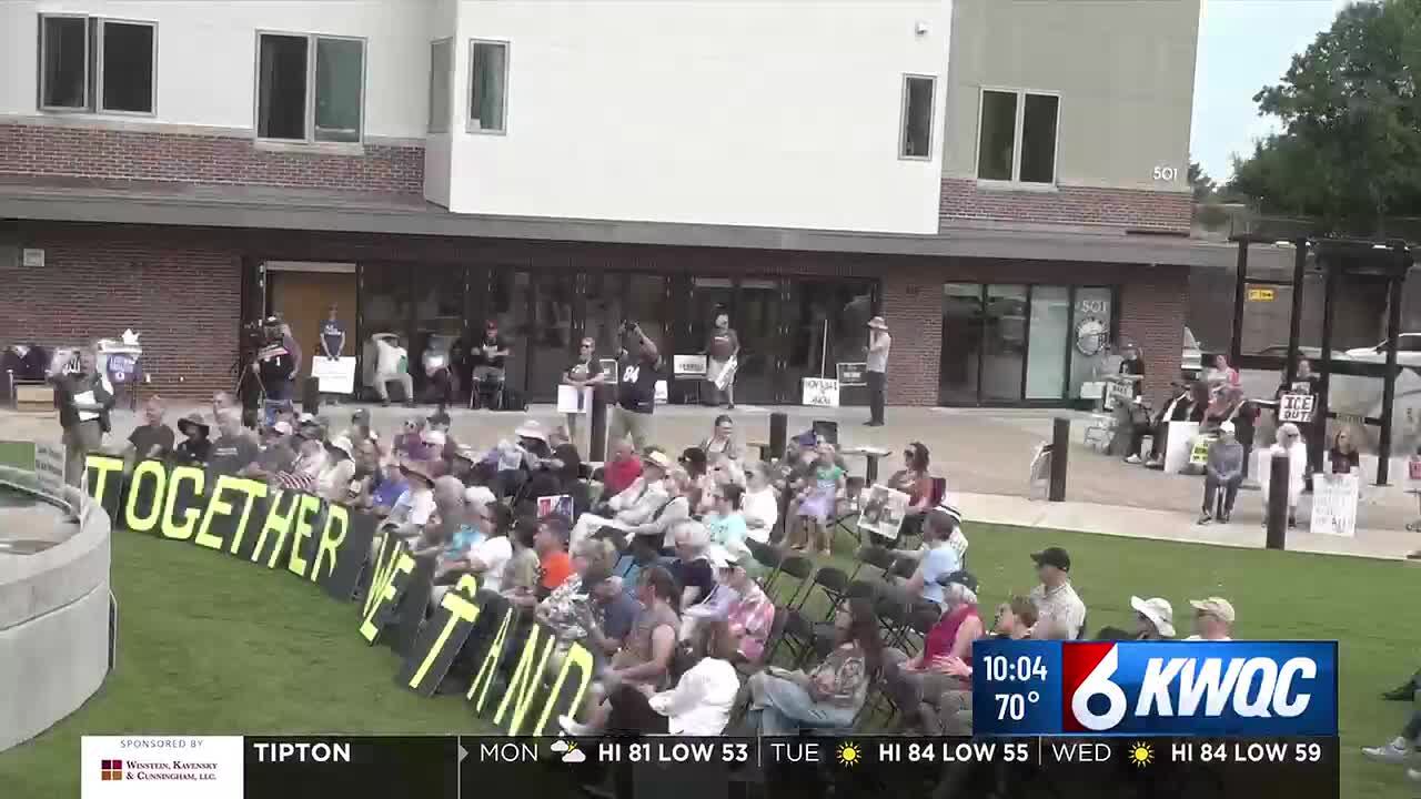 Davenport residents rally for immigrant rights, civil liberties