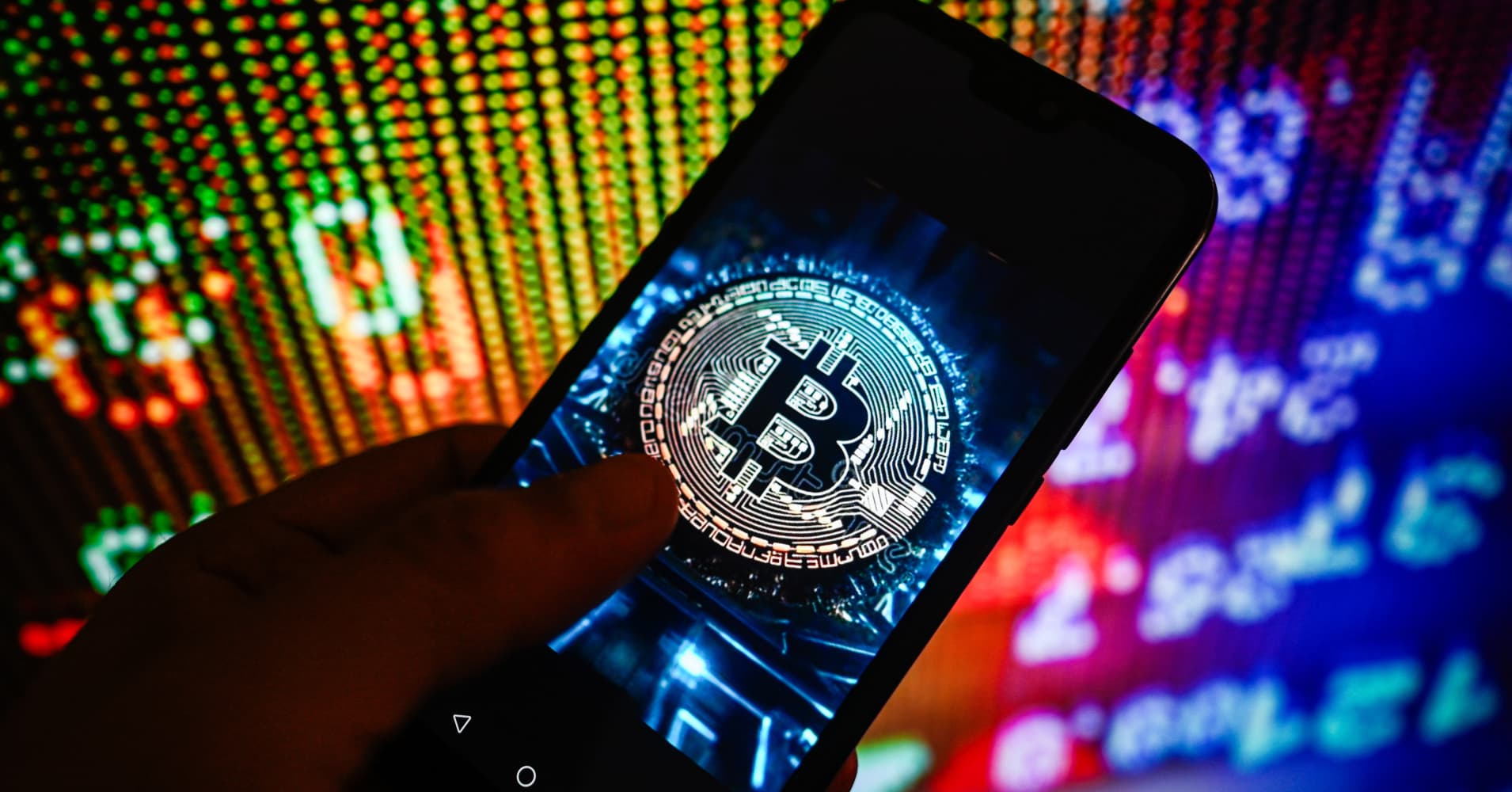 Bitcoin cracks $60,000, sinking to lowest level since October 2024