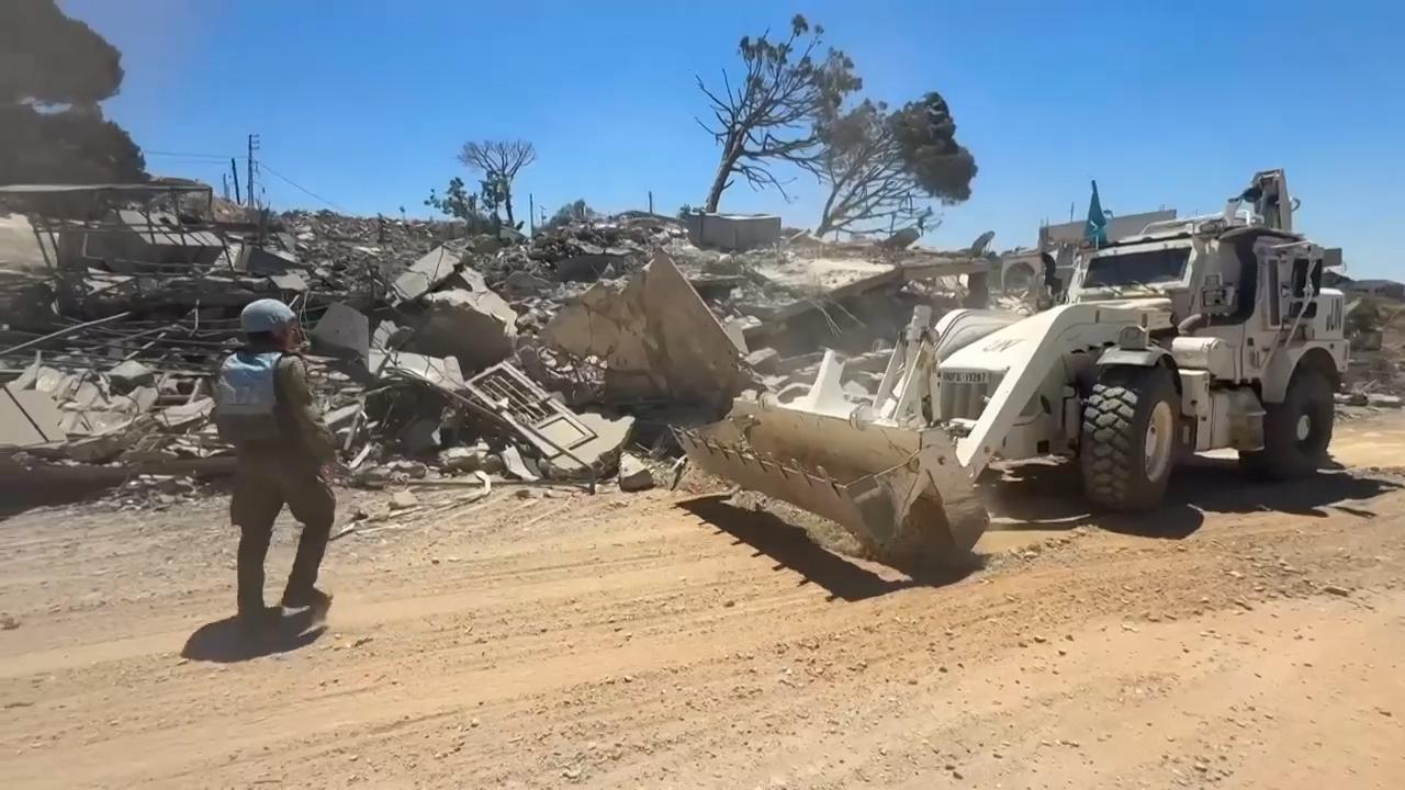 UN forces clear rubble from Lebanese village of Dibbine after Israeli ...