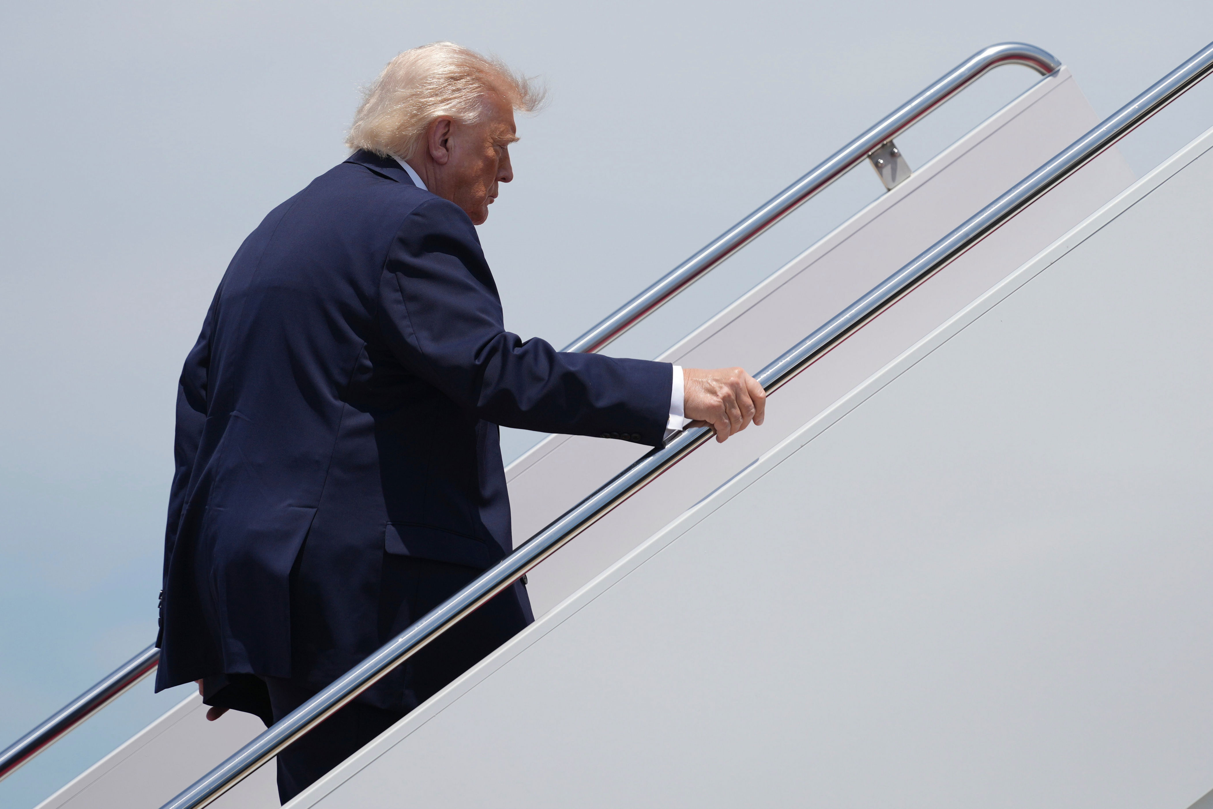 Juez federal anula política migratoria de Trump que afecta a 39 países