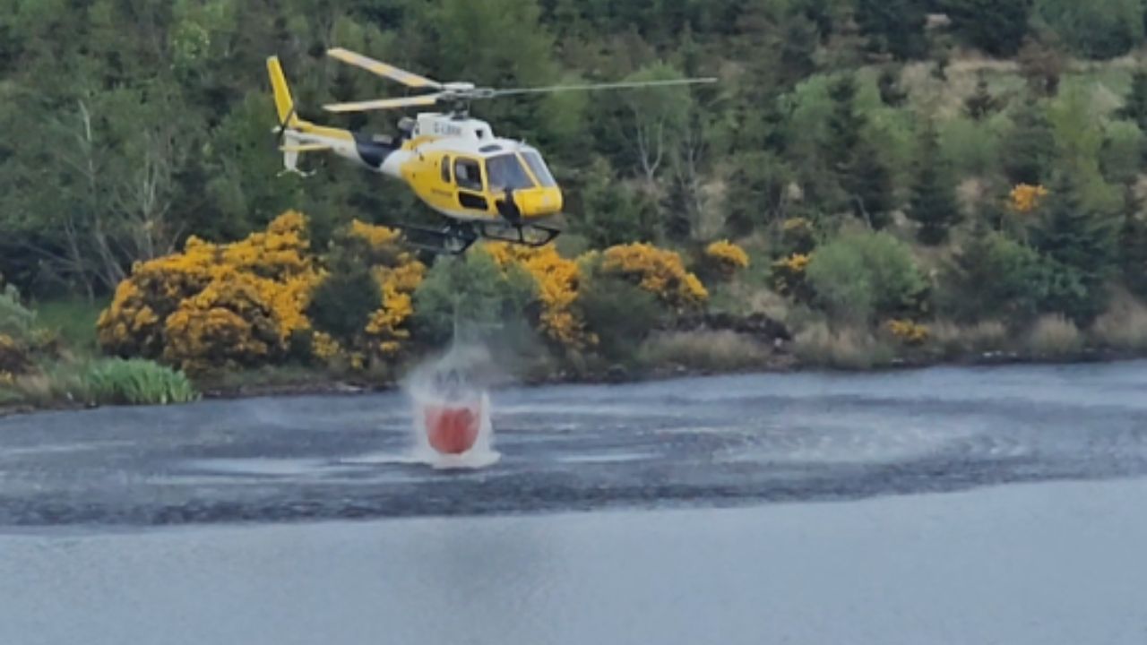 Helicopter rushes to lake for water during West Lothian wildfire response