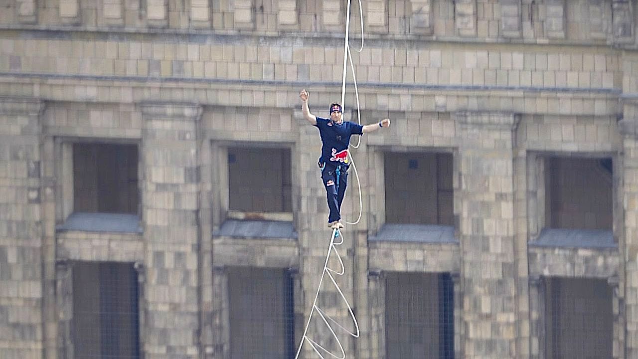 Slackliner walks 500-metre line between Warsaw's two tallest skyscrapers