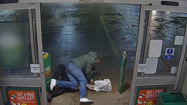 Off-duty policeman tackles shoplifter to the floor in 12-minute long ...