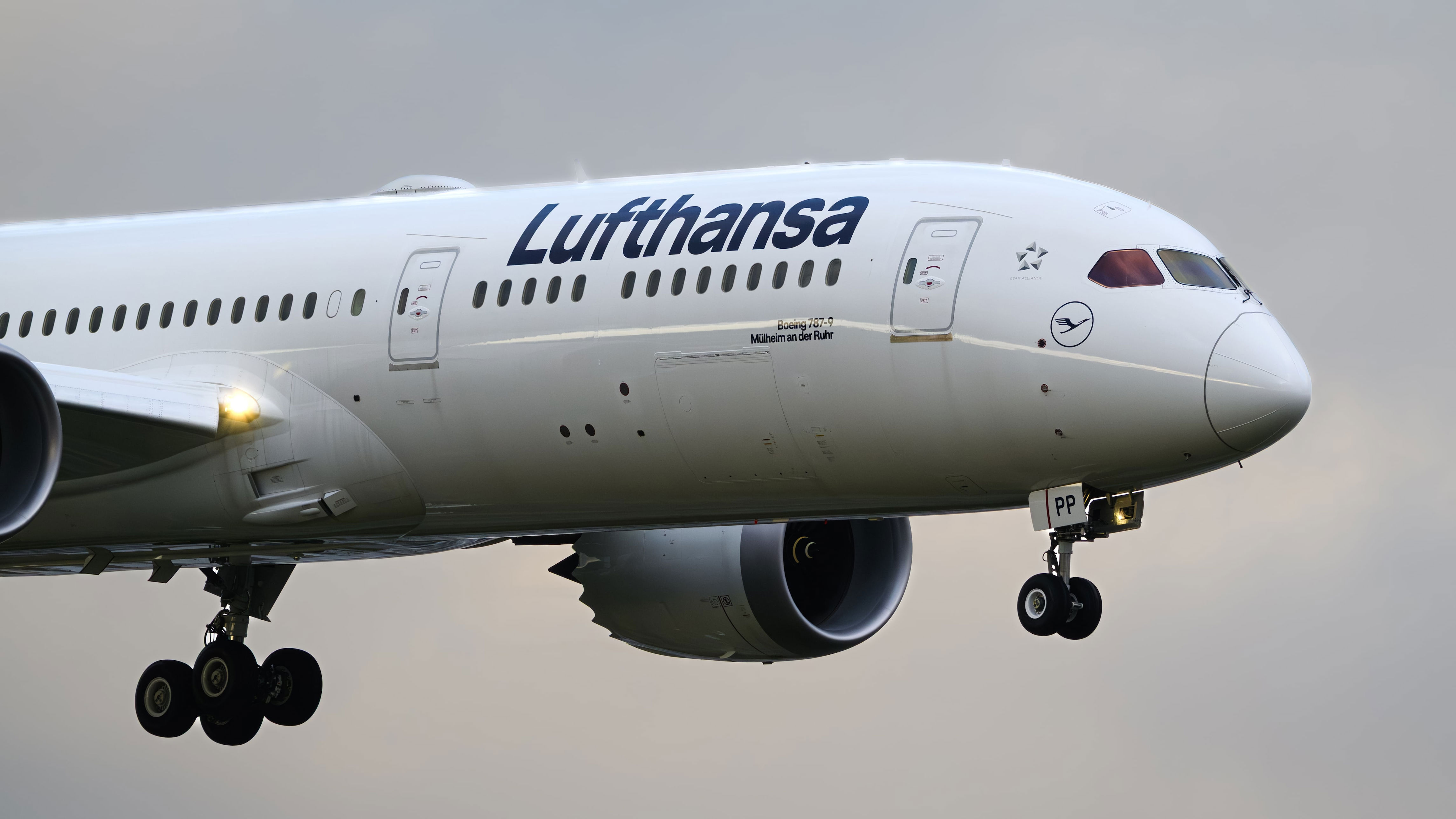 Airline workers hurt when Lufthansa Boeing 787-9 nose gear collapses at ...