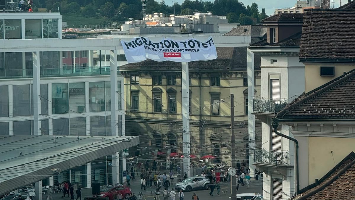 Unbekannte zünden Rauchfackeln: Unbekannte entrollen Banner mit rechten ...
