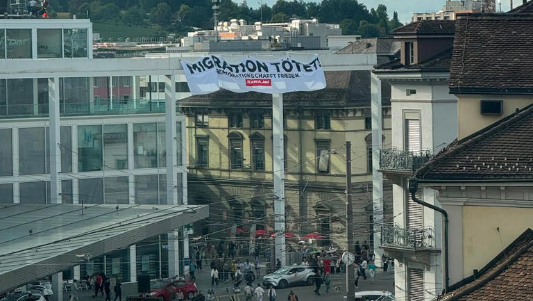 Unbekannte zünden Rauchfackeln: Unbekannte entrollen Banner mit rechten ...