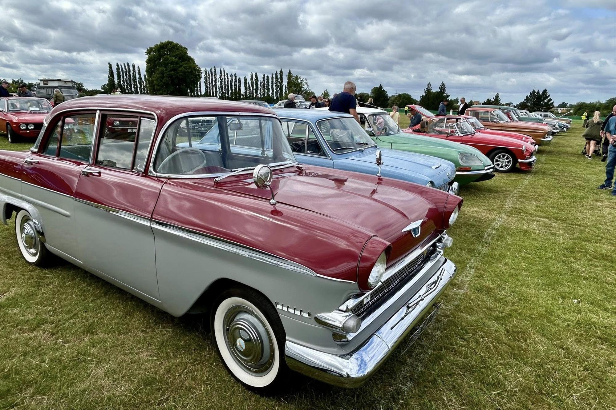 Hundreds of vintage cars on display in Luton’s Stockwood Park for ...
