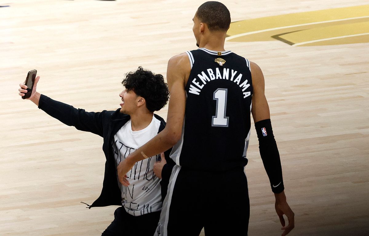 Finales NBA : Le fan entré sur le parquet pour prendre un selfie avec ...