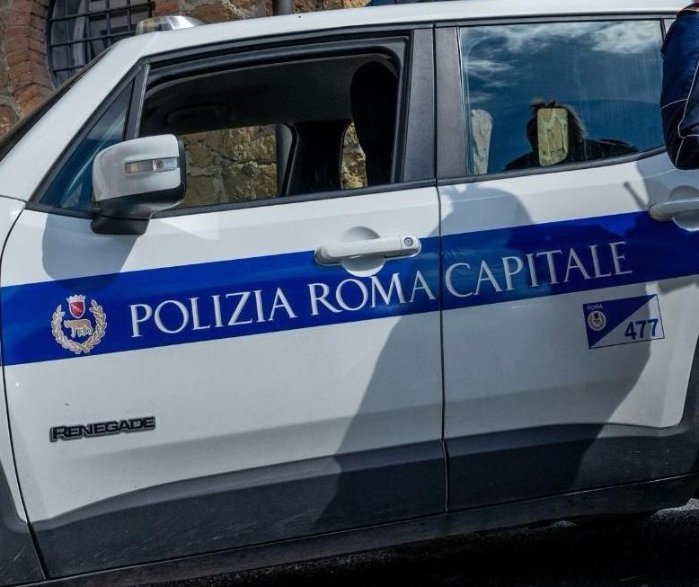 Fermato in monopattino sul lungomare di Ostia dai vigili ma il ...