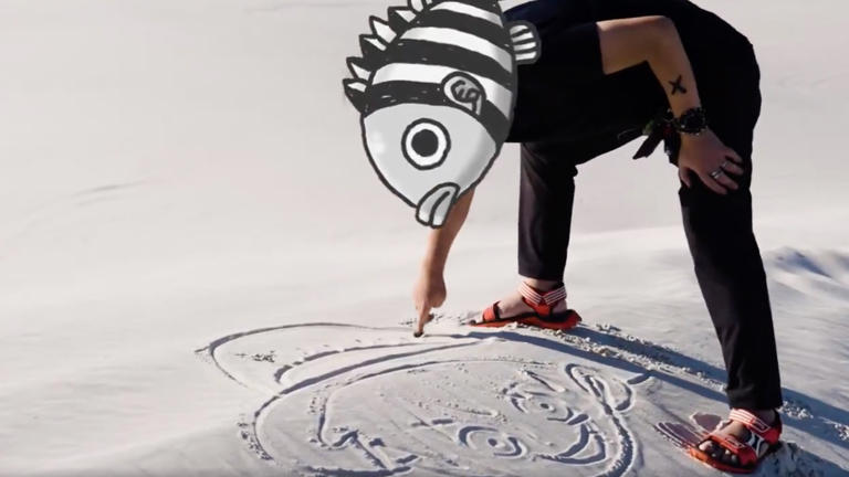 The creator of One Piece, Oda, leaves his straw hat behind in the dunes ...