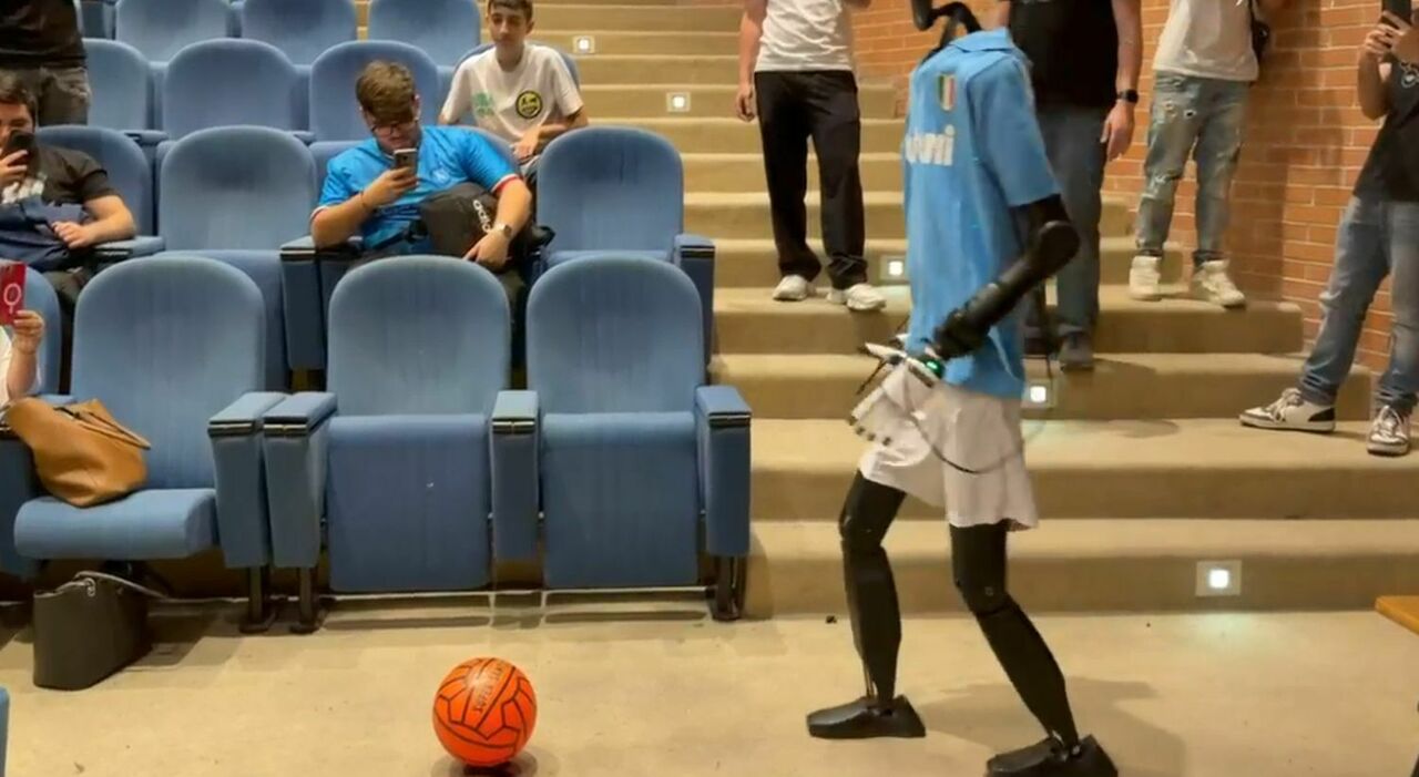 Federico II, un robot umanoide con la maglia di Maradona introduce la ...