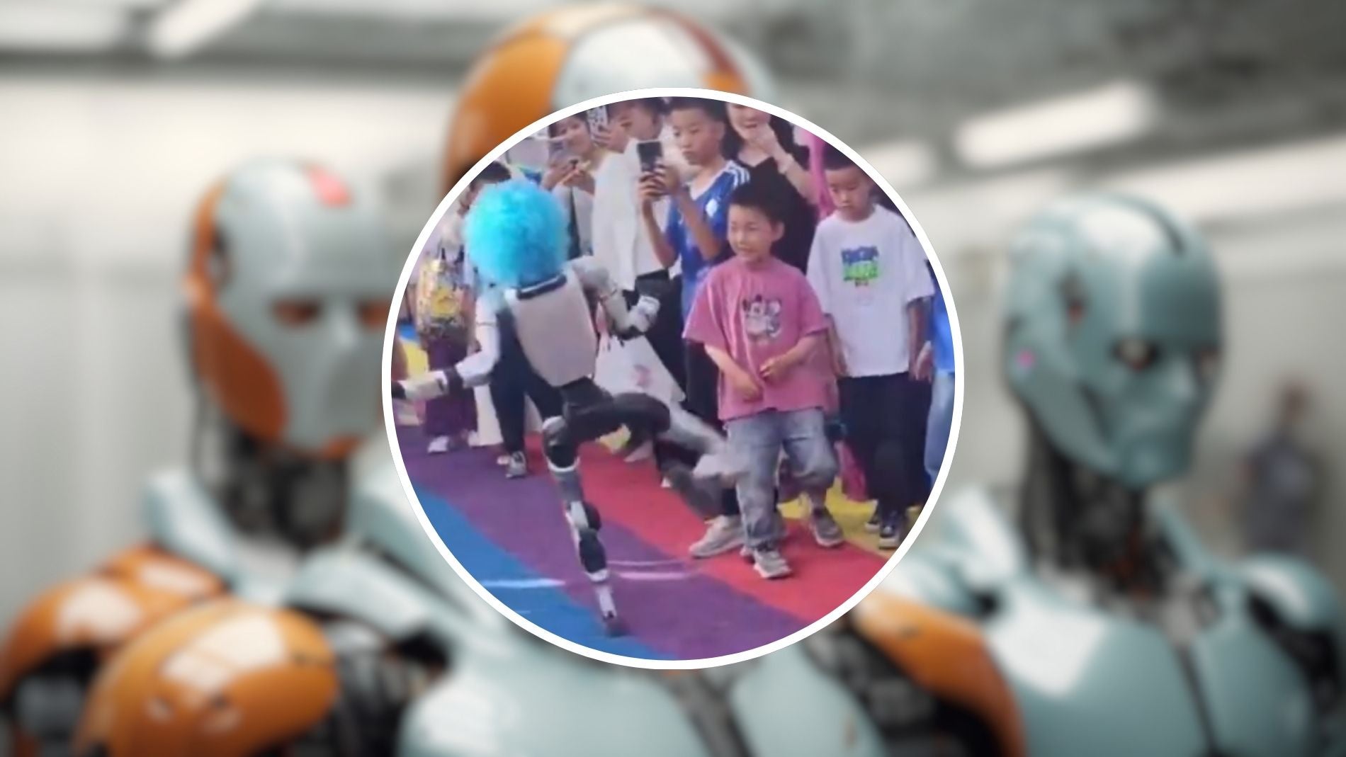 Un robot humanoide patea a un niño durante una exhibición en China ...