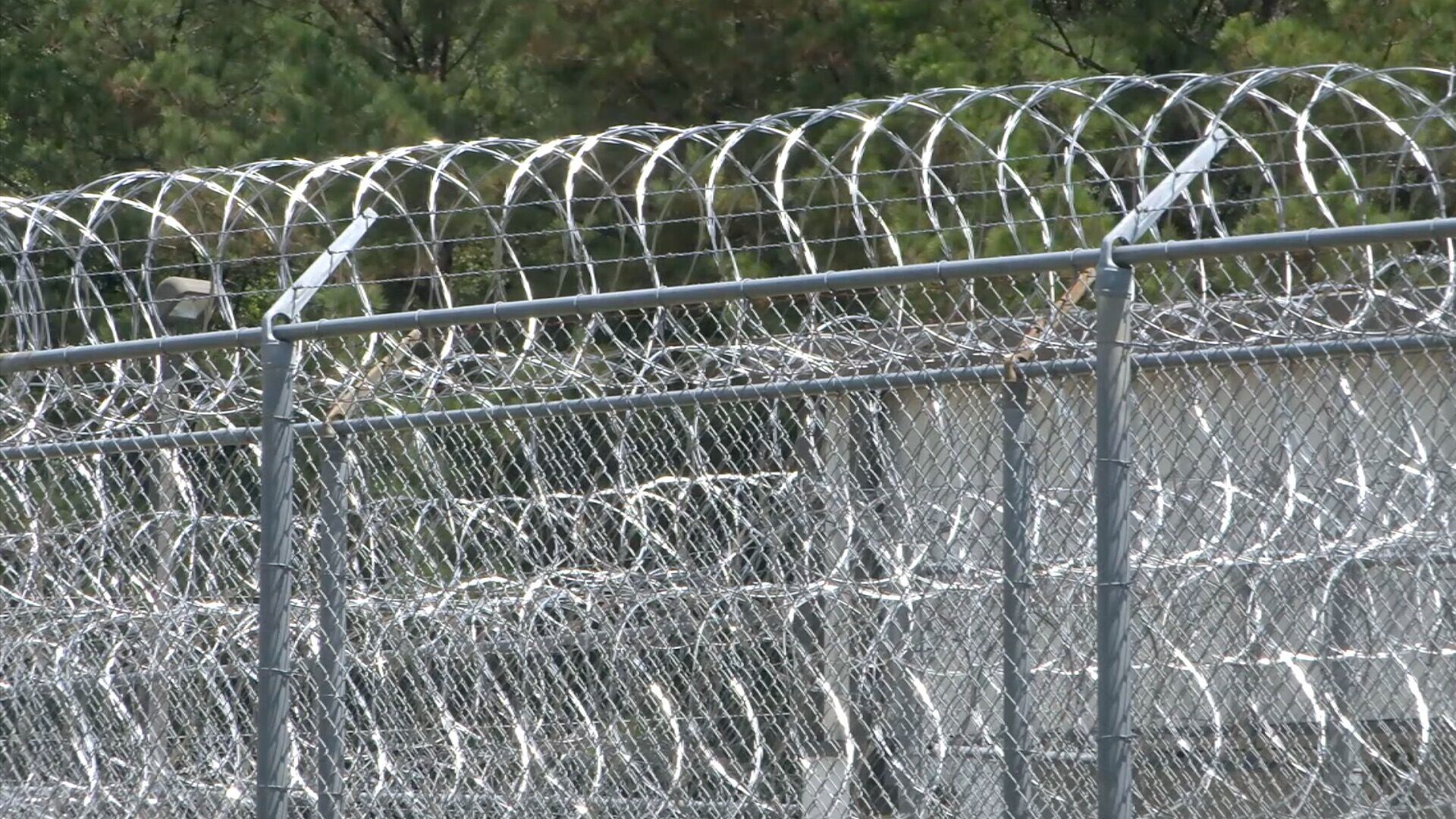 Iowa to build three new prisons under habitual offender law