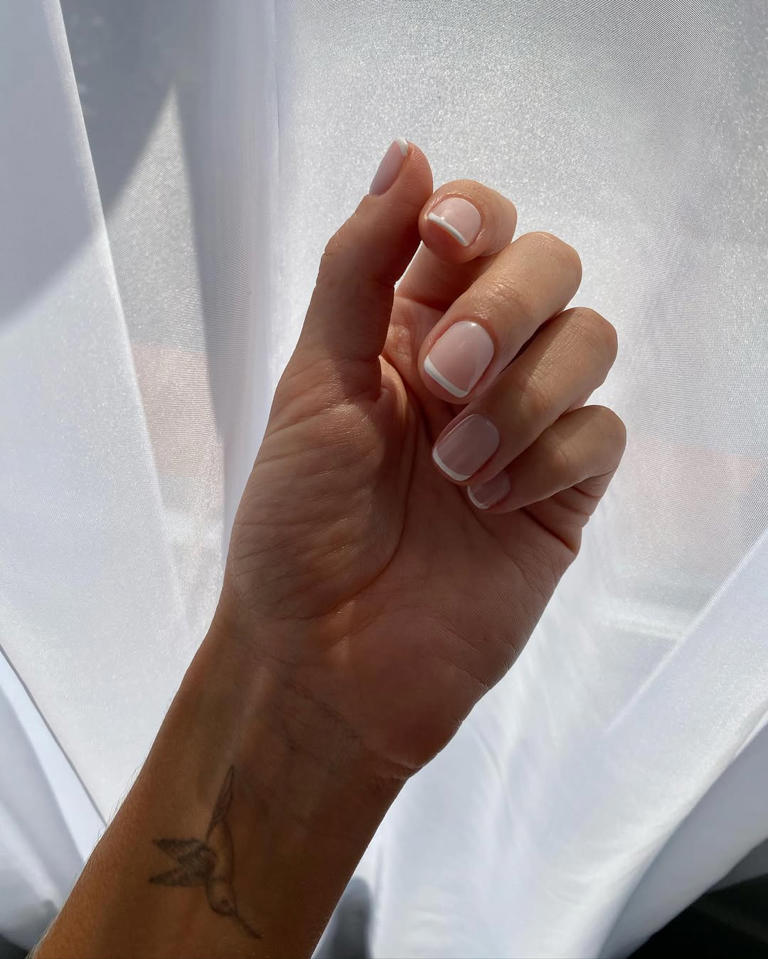 26 French manicure designs that look exceptional on short nails