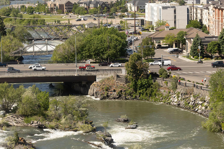 Murky waters hamper search for man who fell into Snake River as rescue ...