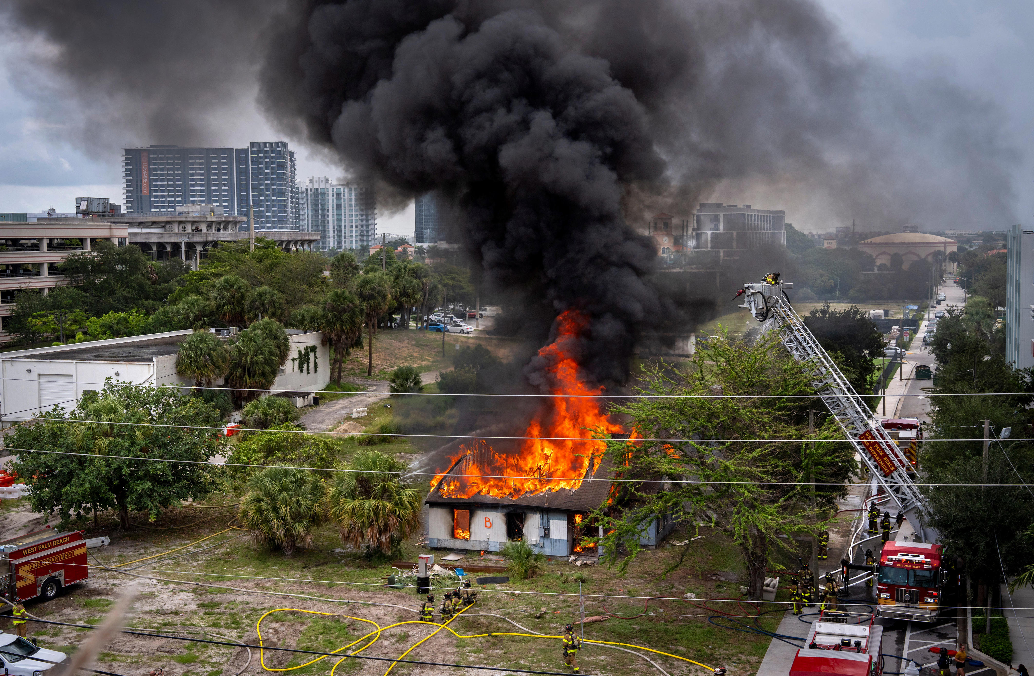 Watch West Palm Beach firefighters burn houses, clear land for Publix