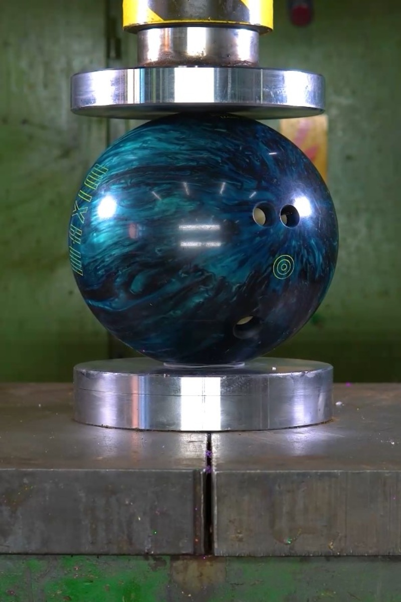 Hydraulic press vs bowling ball: Crushing power