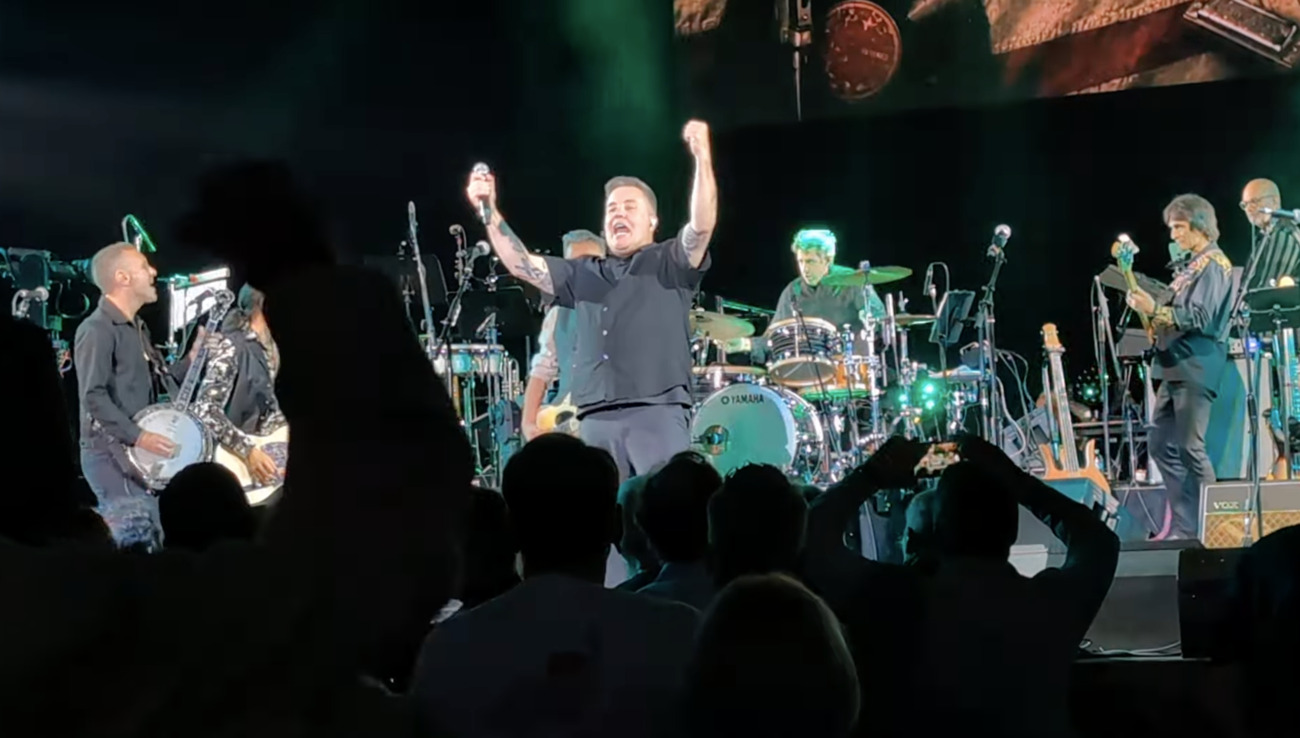 Pomo ja punkkarit pistivät ranttaliksi juhlakonsertissa – katso Bruce ...