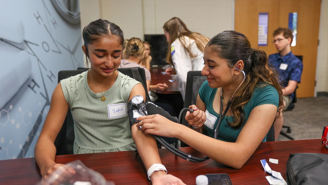 Cardiologists urge upper-arm monitors for accurate home BP checks
